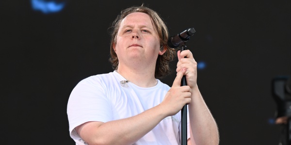 Lewis Capaldi ferma il tour: Lewis Capaldi ferma il tour: